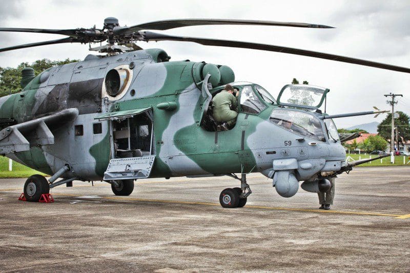 La FAB capacita pilotos para sus helicópteros AH-2 Sabre