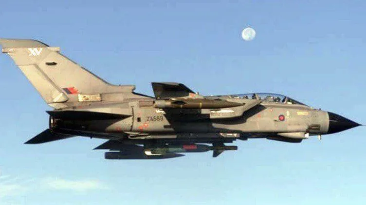 El Reino Unido lanza bombas Enhanced Paveway III sobre el E. I.