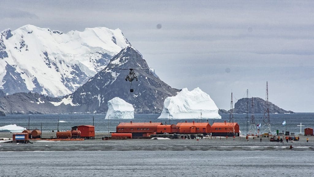 El rompehielos ARA Almirante Irízar reabastece la base Orcadas (Imágenes)