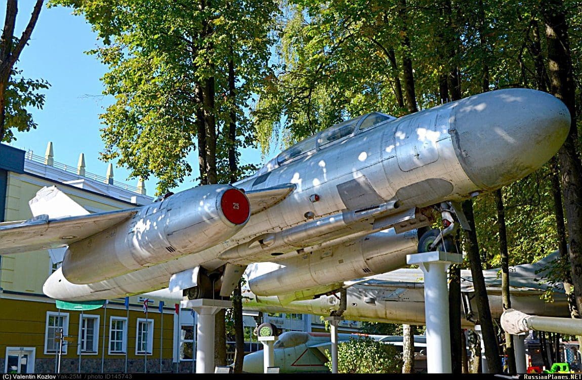 Los primeros caza interceptores jet soviéticos - El Yakovlev Yak-25 ...