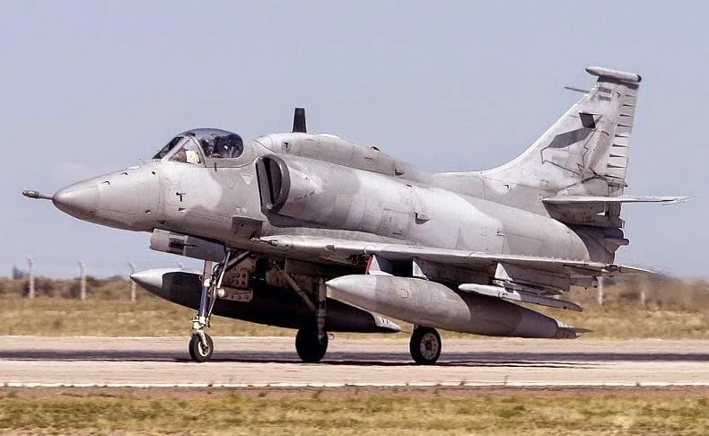 Porqué la Fuerza Aérea tomó la decisión de revalorizar al A-4AR ...