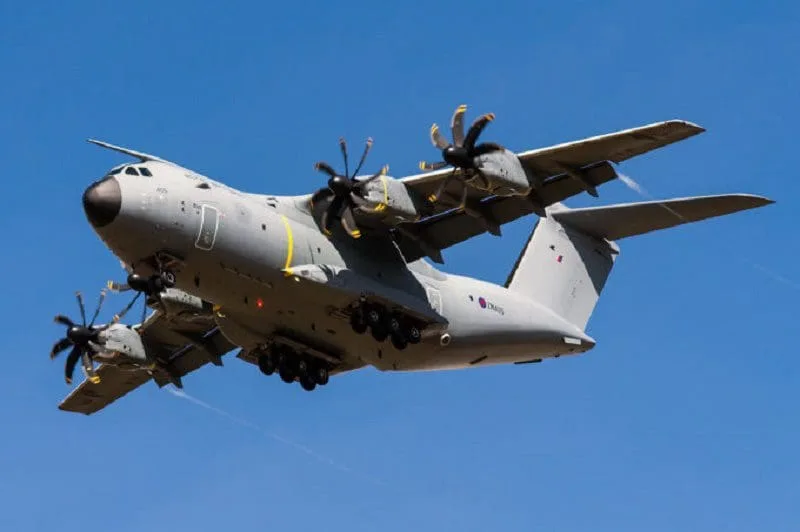 El Airbus A400 de la RAF llega a Brasil trayendo pruebas de vacunas ...