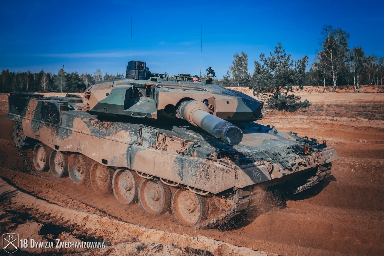 Galería - Los Leopard 2PL en el terreno.
