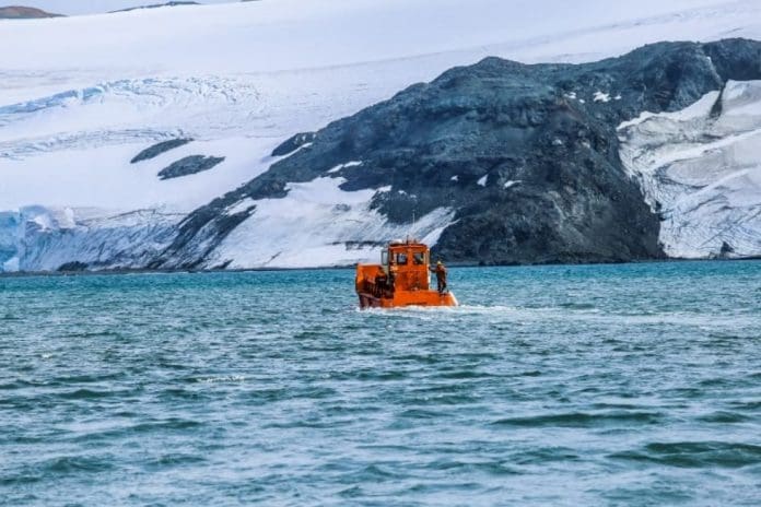 La Armada Argentina reabastece la Base Científica Carlini (Imágenes)