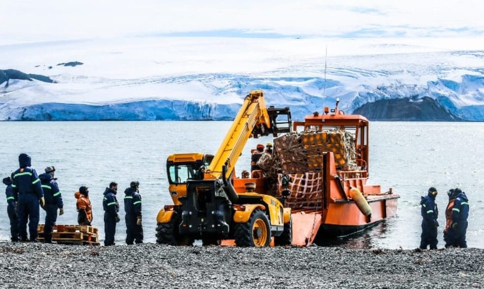 La Armada Argentina reabastece la Base Científica Carlini (Imágenes)