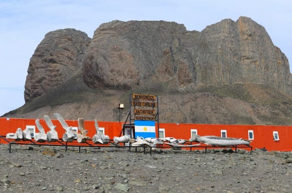 La Armada Argentina reabastece la Base Científica Carlini (Imágenes)