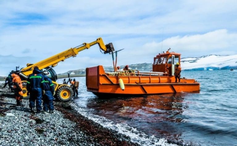 La Armada Argentina reabastece la Base Científica Carlini (Imágenes)