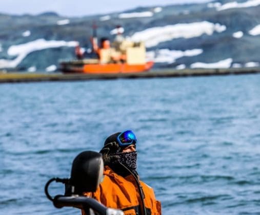 La Armada Argentina reabastece la Base Científica Carlini (Imágenes)