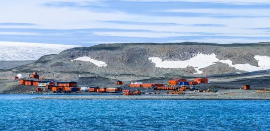 La Armada Argentina reabastece la Base Científica Carlini (Imágenes)