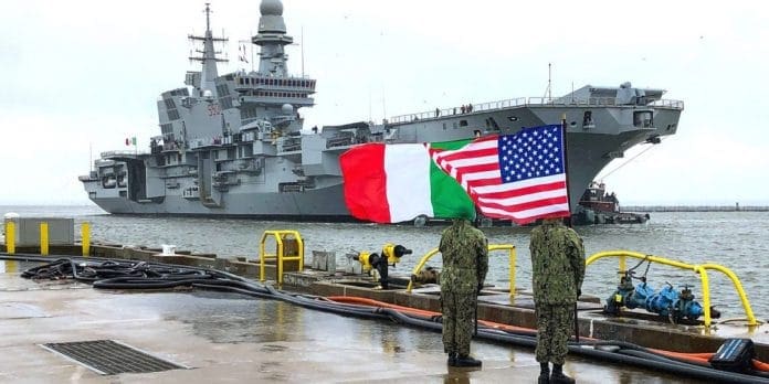 El portaaviones italiano ITS Cavour llega a la base naval de Norfolk ...