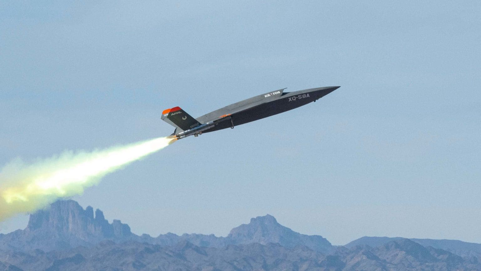 El demostrador UAV Valkyrie libera un dron de su compartimento interno ...