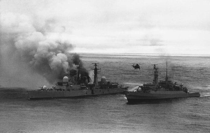 Galería - Ataque al destructor HMS Sheffield