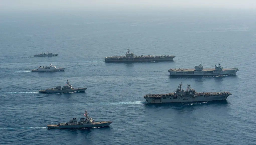 El HMS Queen Elizabeth junto al USS Ronald Reagan y al USS Iwo Jima