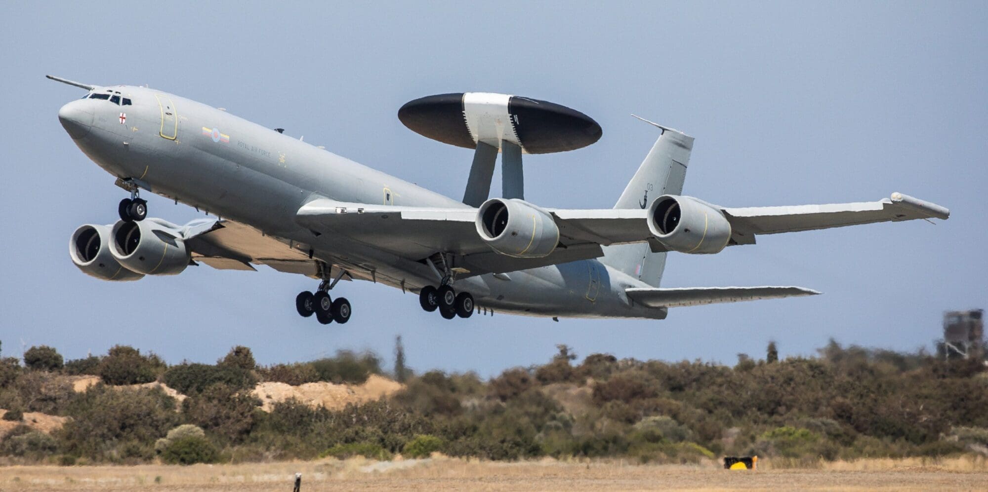 El E-3D Sentry de la Royal Air Force regresa al Reino Unido de su ...