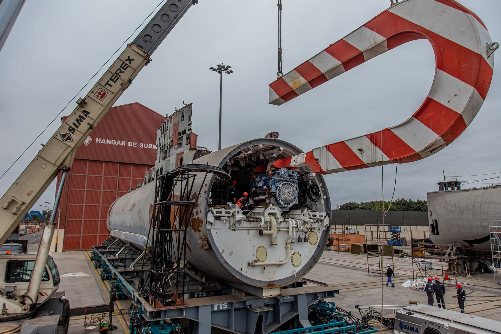 Instalados los nuevos motores MTU en el submarino B.A.P Chipana de la ...