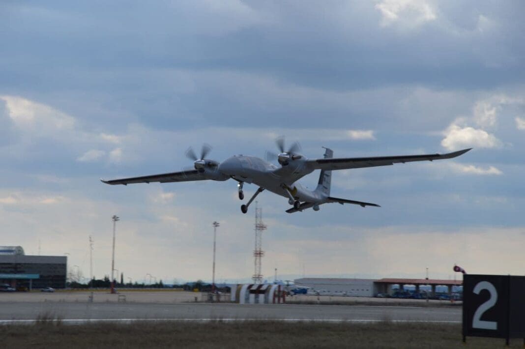 La nueva versión del UAV Bayraktar Akinci completa las pruebas de su ...