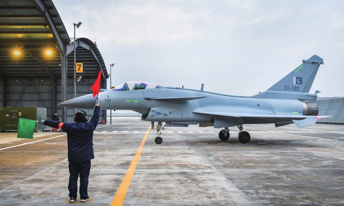 Pakistán recibe los nuevos cazas J-10C