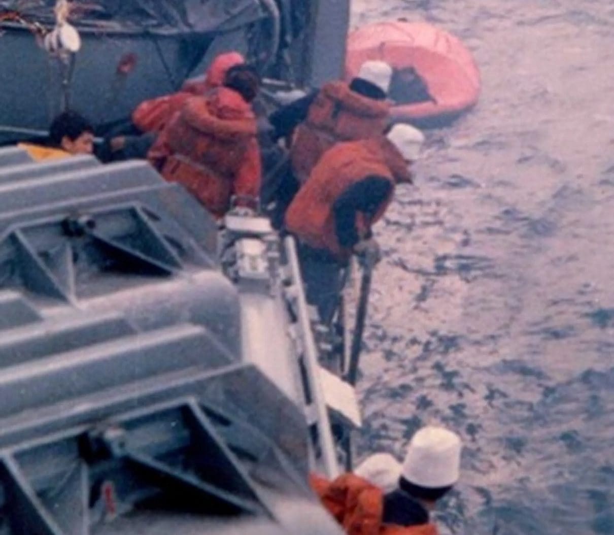 Malvinas 40 años - Continúa el rescate de los náufragos del ARA ...