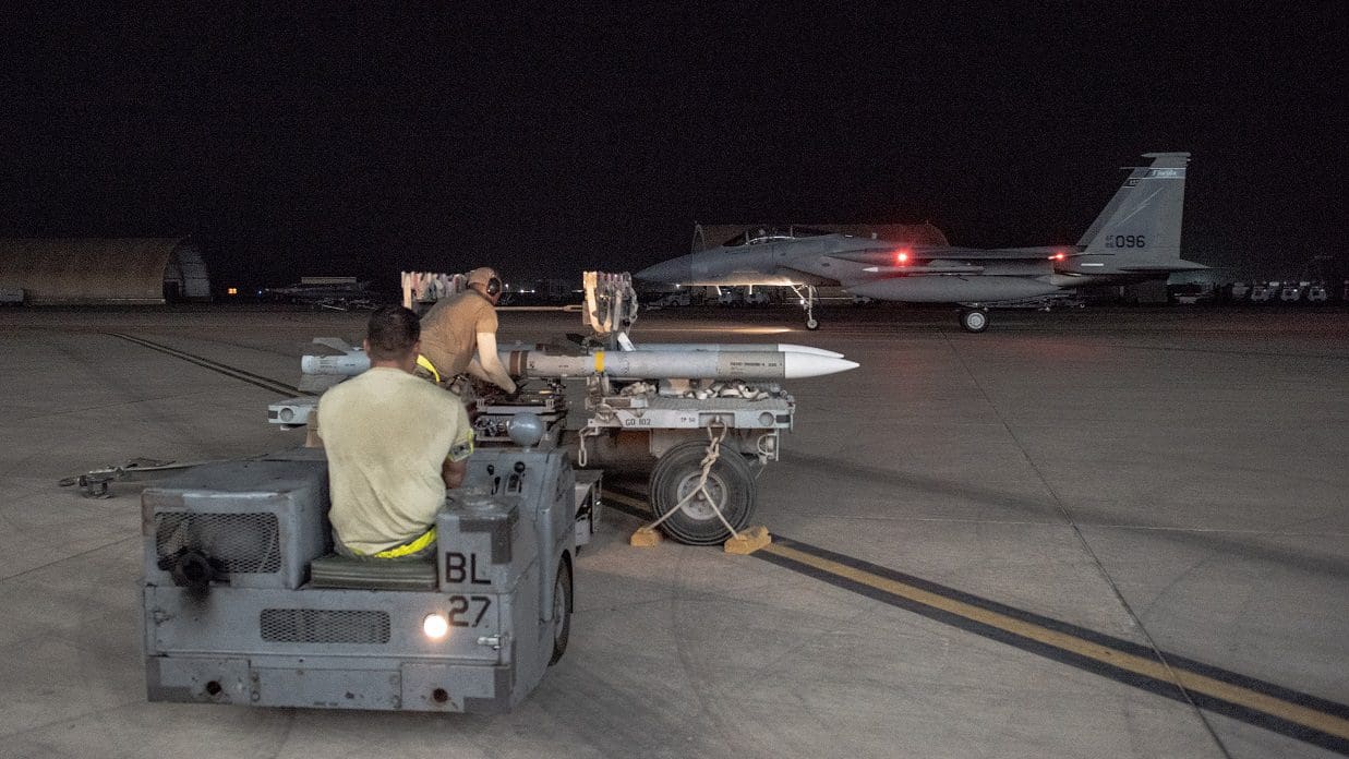 F-15E de la USAF realiza el primer lanzamiento de un misil AIM-120D3 AMRAAM