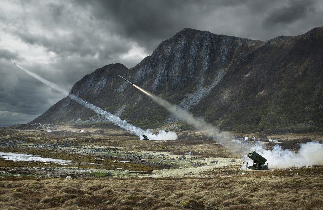 El sistema de defensa aérea NASAMS realiza el lanzamiento de nuevos ...