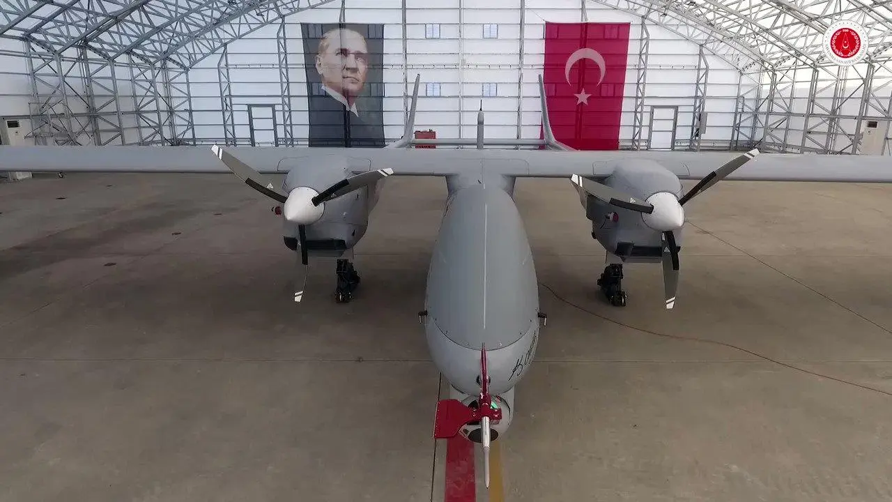 La Armada de Turquía recibe su tercer UAV TAI Aksungur