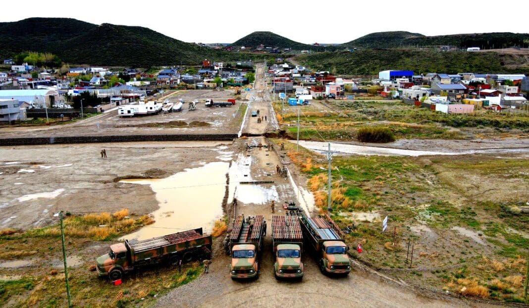 Ingenieros del Ejército Argentino instalan un puente “Bailey” en apoyo ...