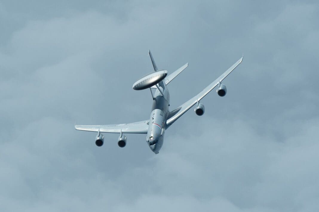 Francia integrará un nuevo sistema datalink en sus Boeing E-3F
