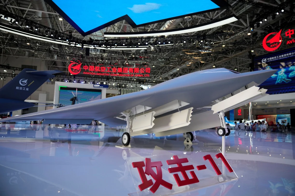 China exhibe a su más moderno dron de combate GJ-11