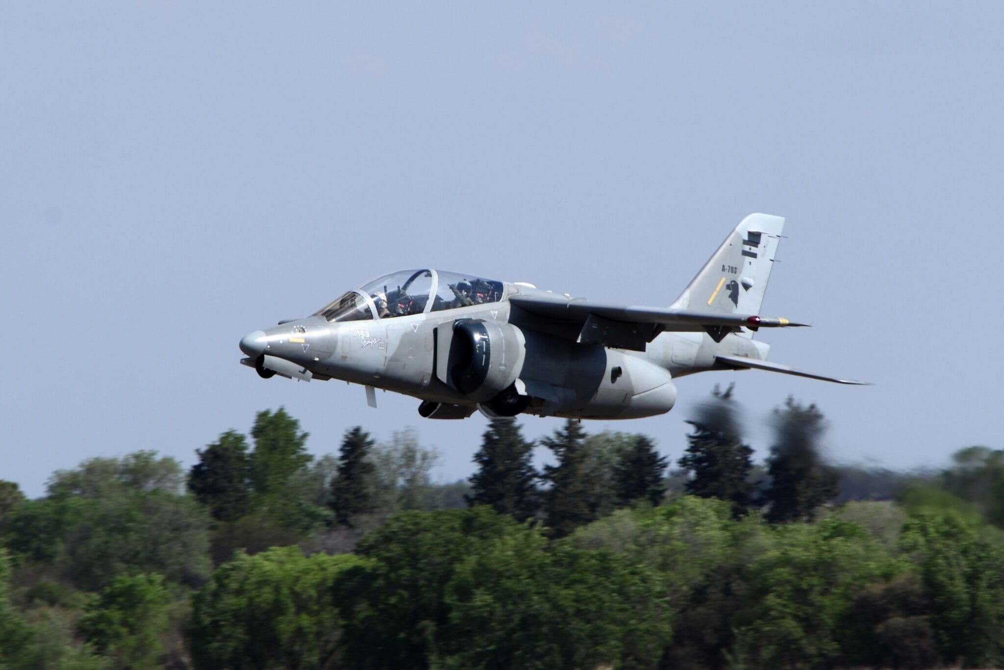 La Fuerza Aérea Argentina desplegó sus IA-63 Pampa en el Norte del país para cumplir misiones de ...