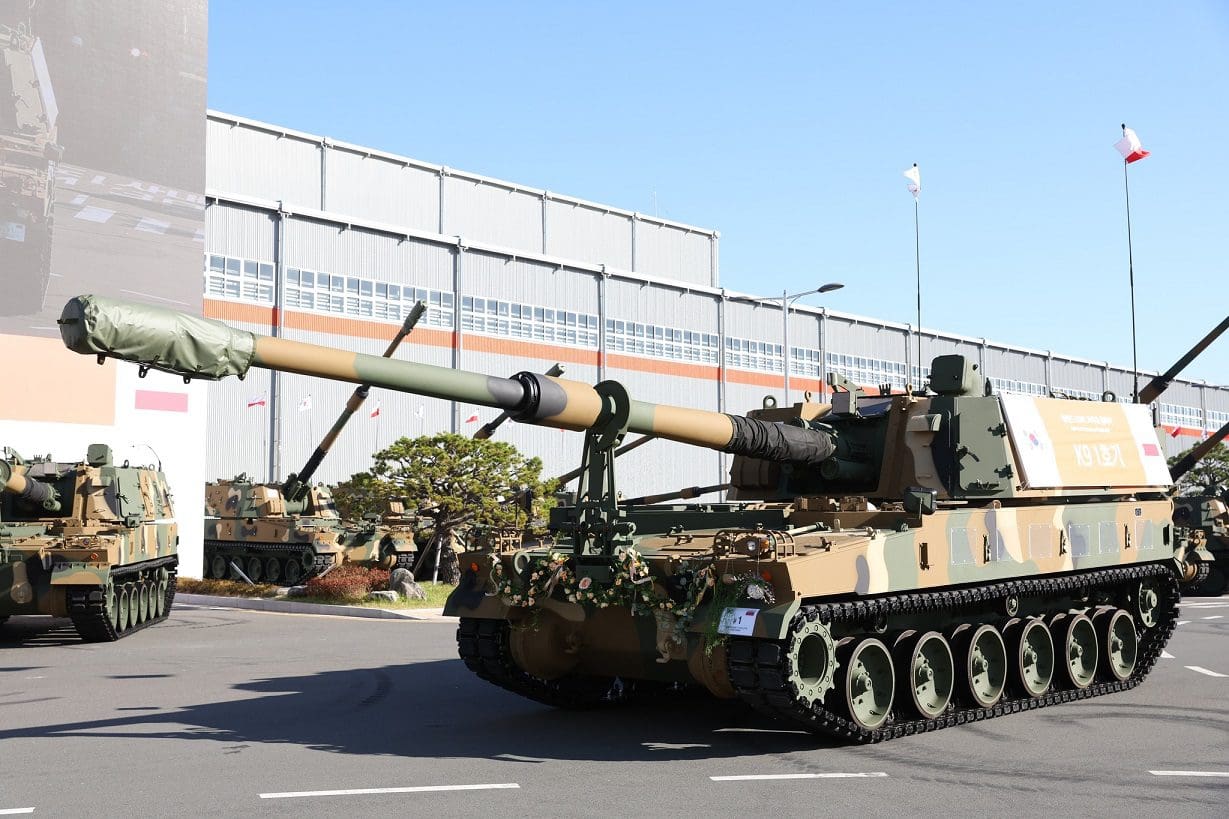 Polonia recibe su primer lote de tanques K2 y VCA K9 Thunder
