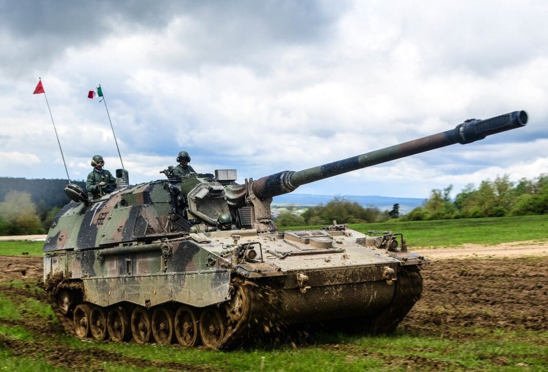 Italia transfiere vehículos de combate de artillería PzH 2000 y M270 ...