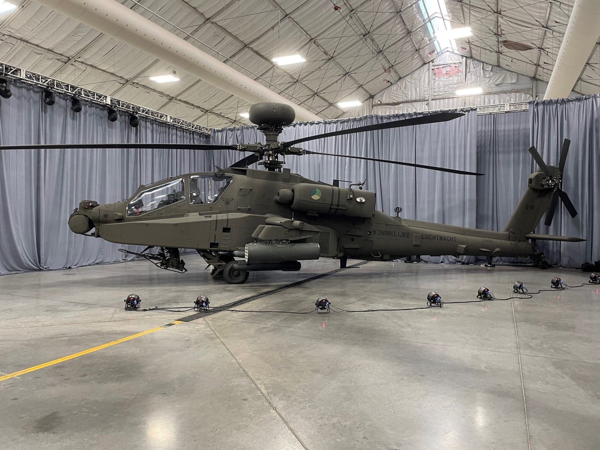 Boeing presentó el primer helicóptero de ataque AH-64 Apache ...