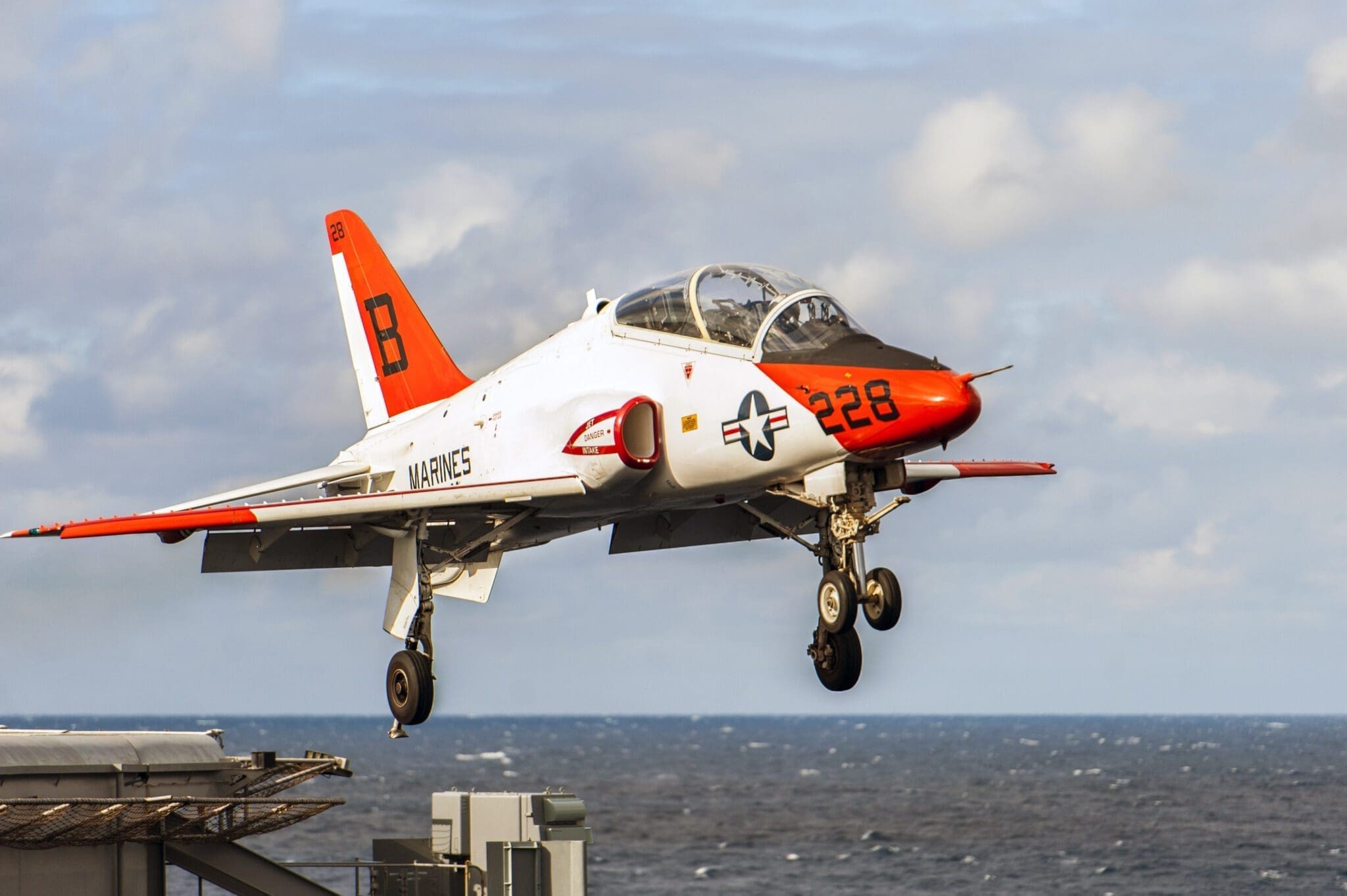 La Marina de los Estados Unidos reanuda parcialmente las operaciones ...