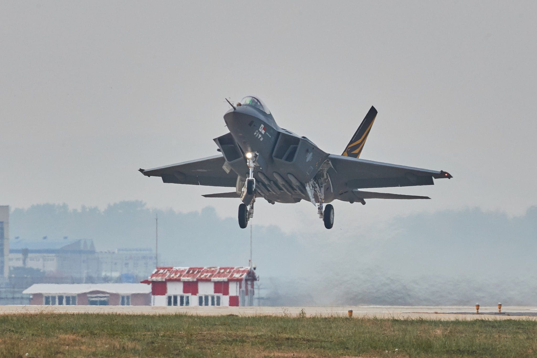 El segundo prototipo KAI KF-21 realizó su primer vuelo de pruebas