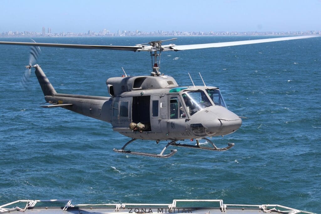 Galería: los Bell 212 y 412 de la FAA realizaron adiestramientos VERTREP junto al ARA Almirante ...