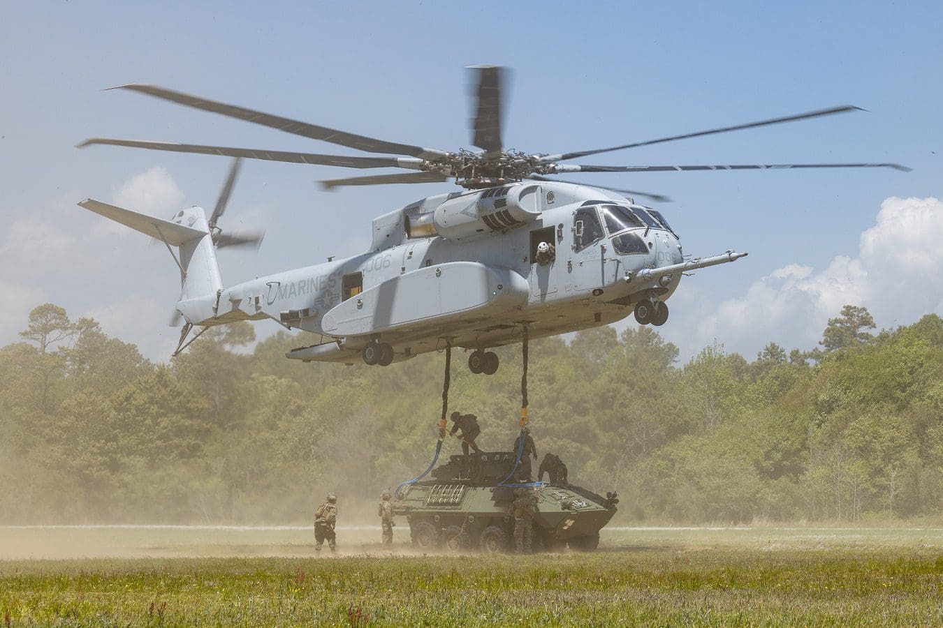 Un helicóptero CH-53K realiza una prueba de vuelo con cargas externas ...