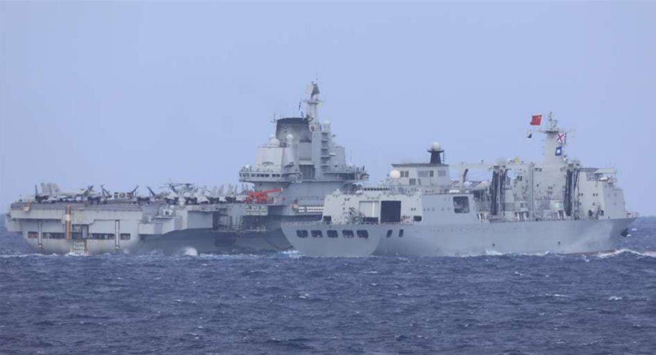 El portaaviones chino Liaoning navega cerca de la isla de Guam