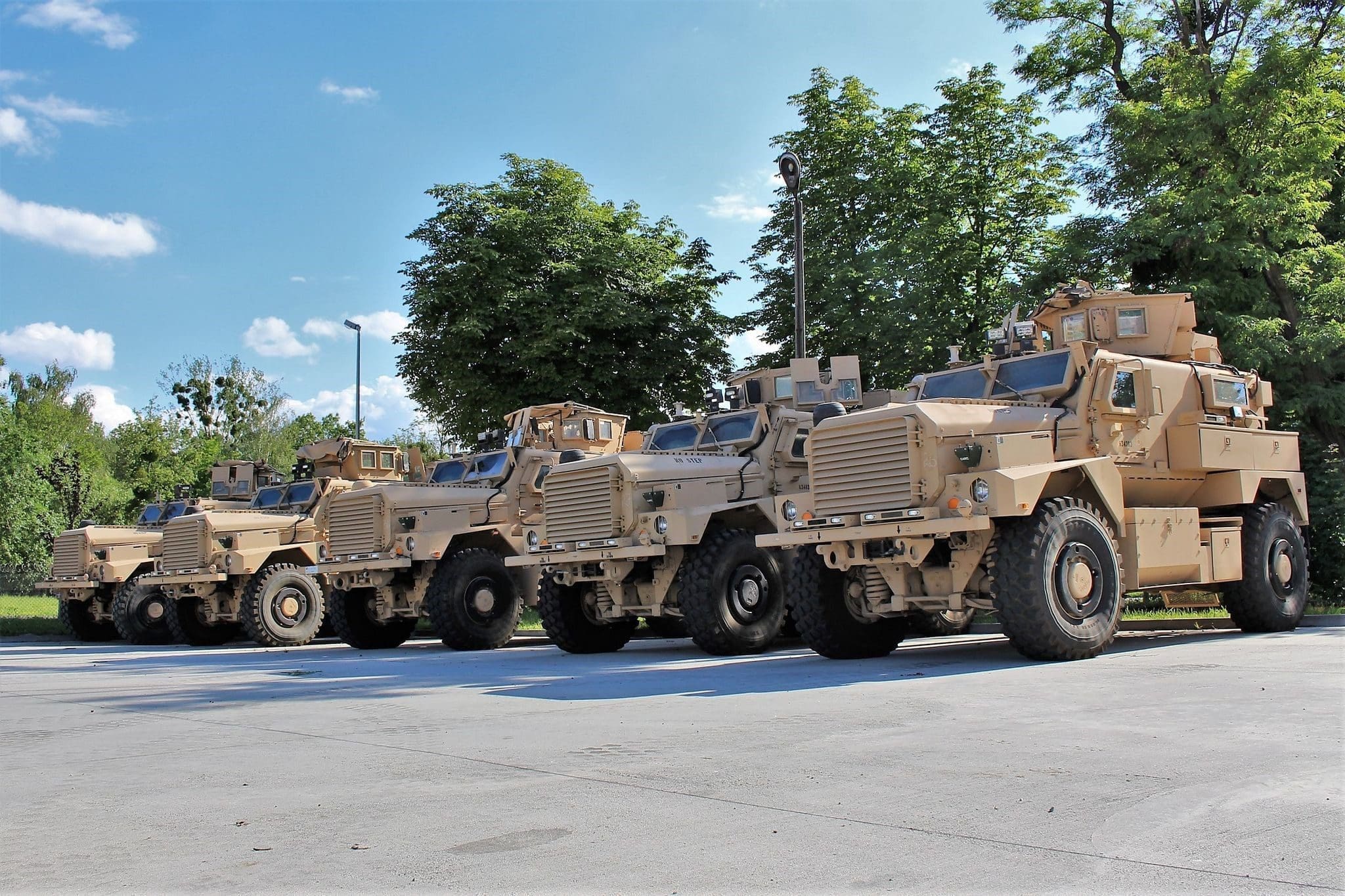 Estados Unidos entrega otro lote de vehículos MRAP Cougar a Polonia