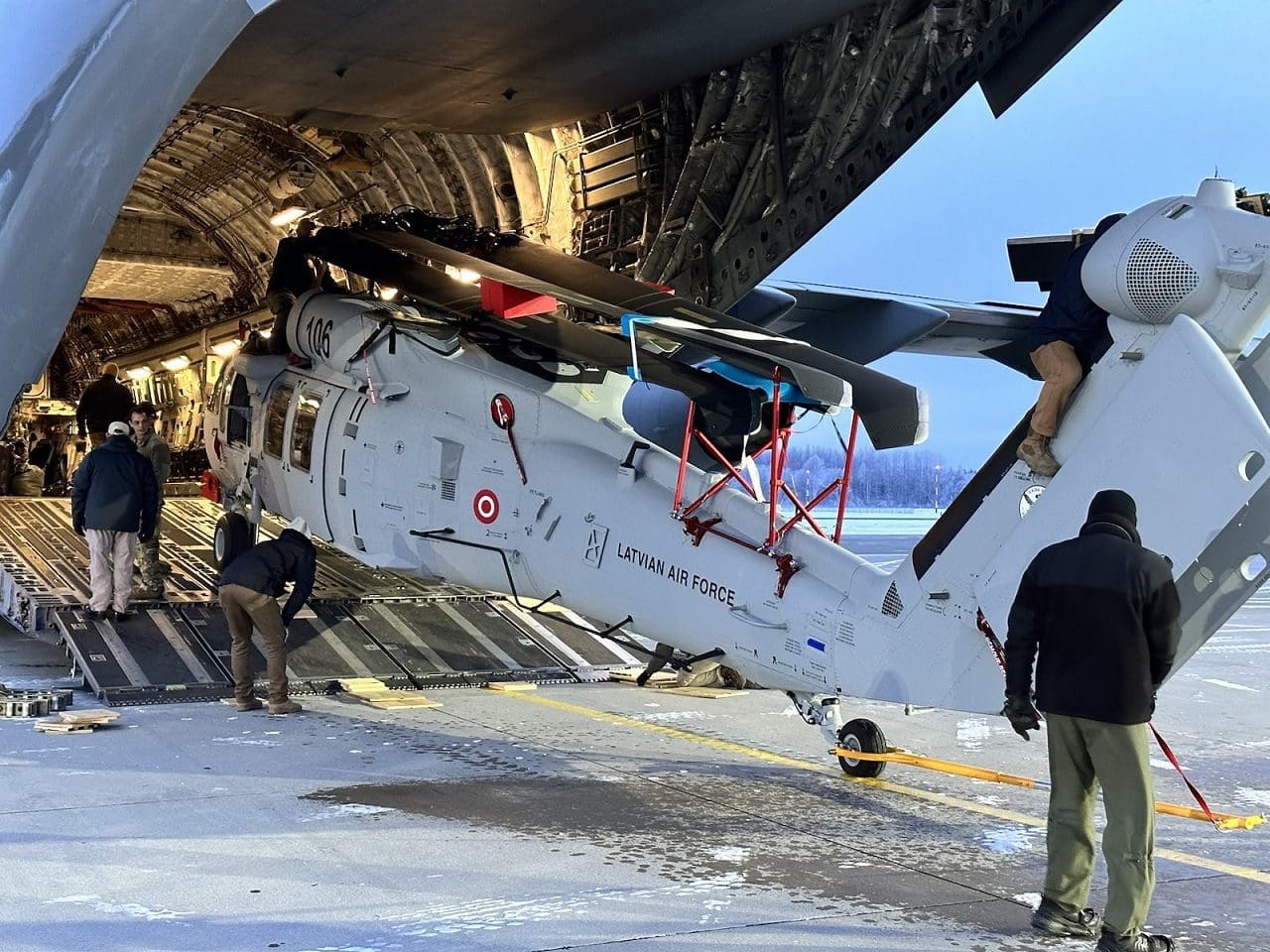 La Fuerza Aérea de Letonia recibe dos UH-60M Black Hawk