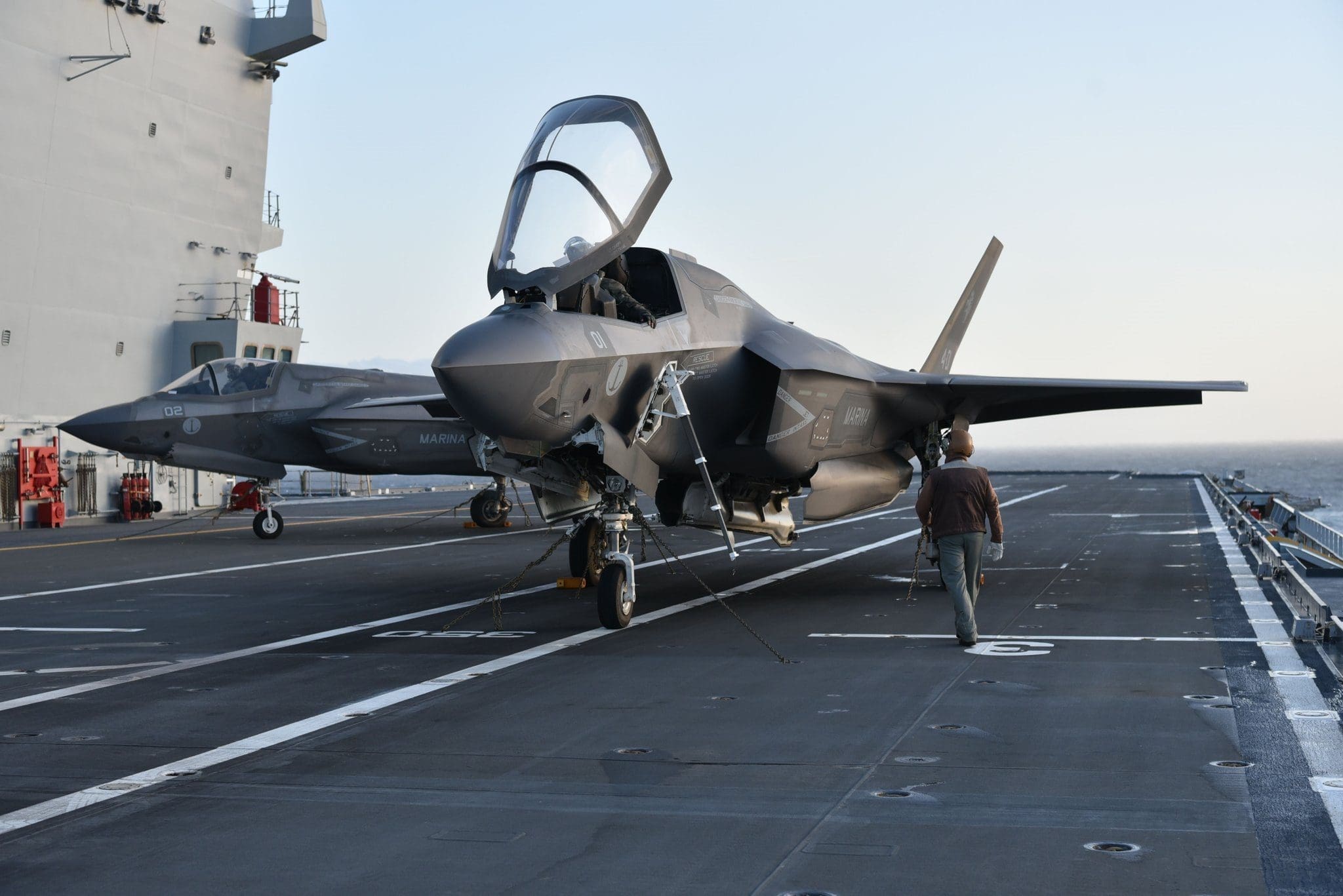 La Marina Militar Italiana recibe a sus cazas F-35B en el portaaviones ...