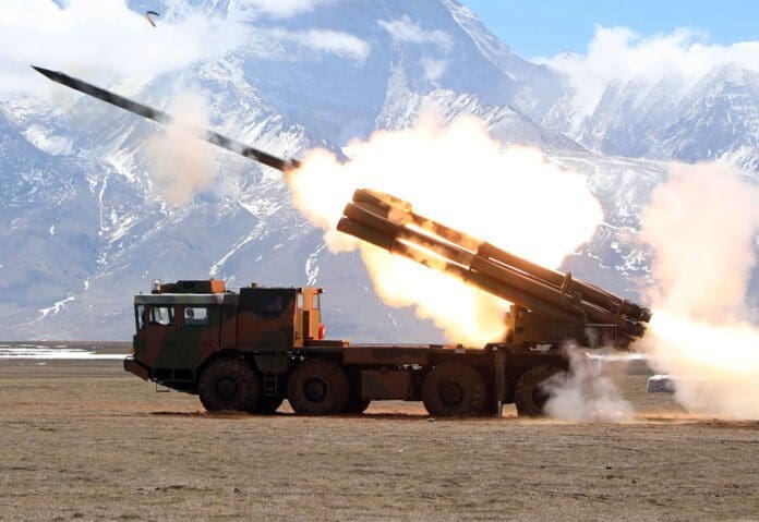 China demostró las capacidades de sus sistemas de artillería de largo alcance PHL-03