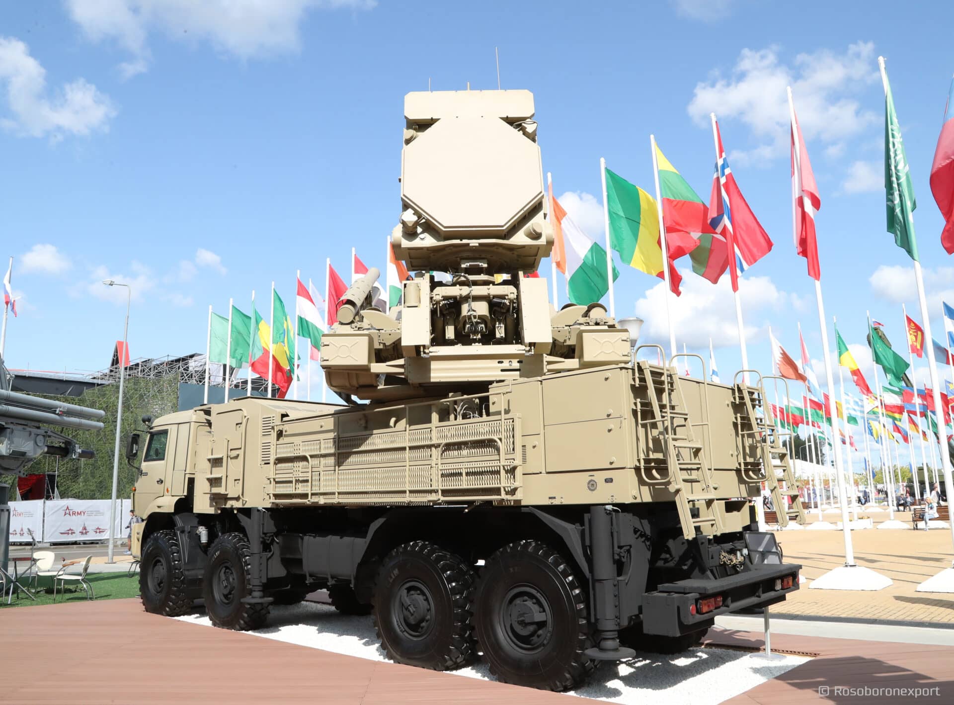 Los sistemas de defensa aérea rusos Pantsir-S1 son instalados en las ...