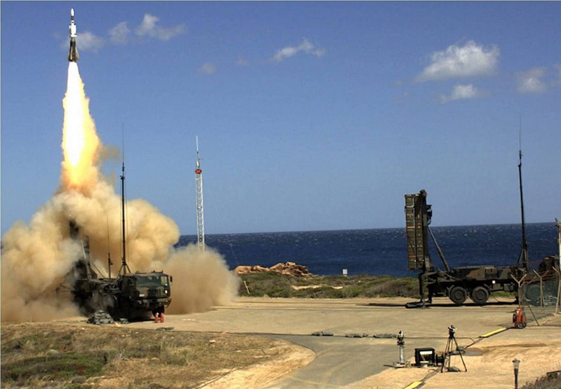 Italia ultima los detalles para ceder el sistema de defensa antiaéreo ...