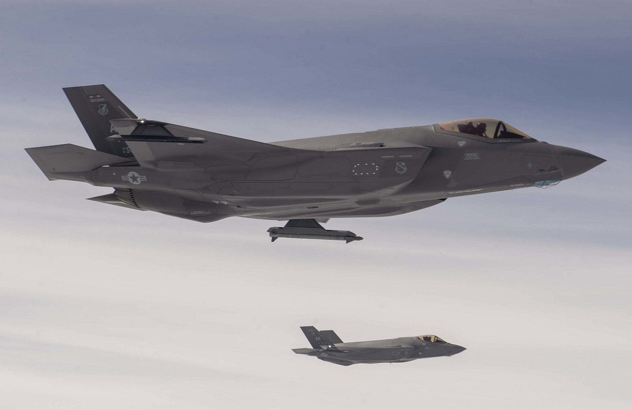 F-35A Lightning II de la USAF interceptan bombarderos y cazas rusos