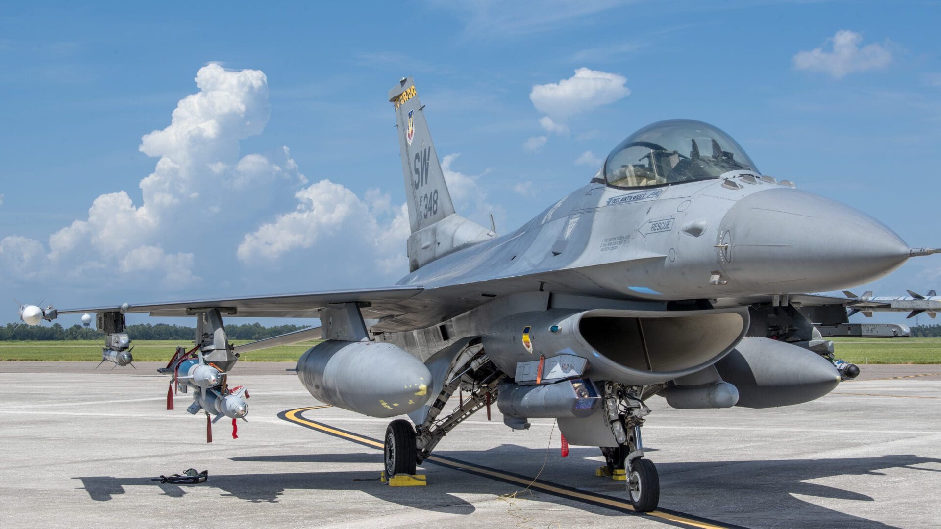 Con uno de los ejes puestos en el equipamiento militar, Colombia y ...