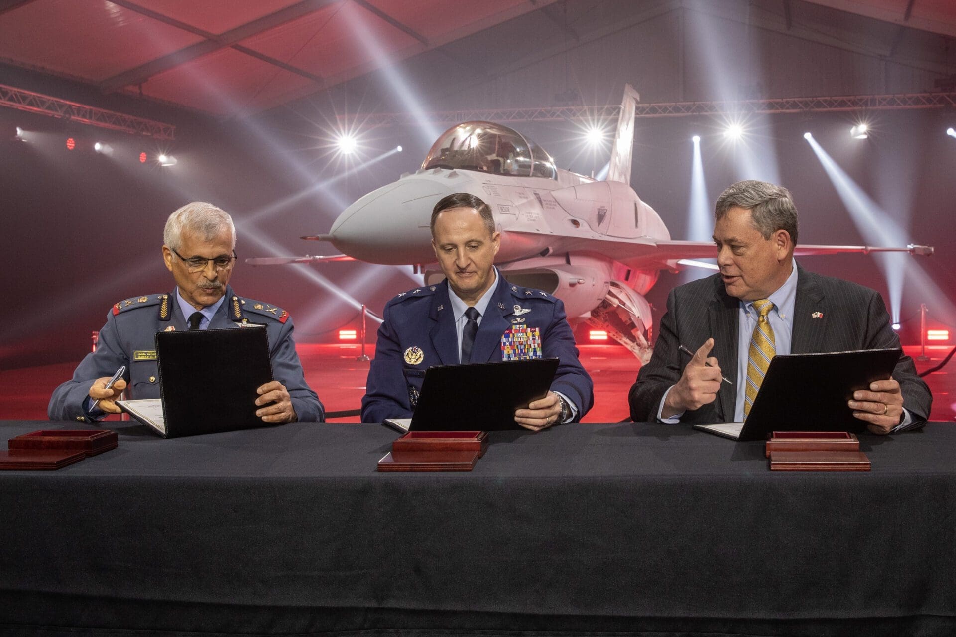 Lockheed Martin presenta el primer F-16 Block 70 de la Fuerza Aérea de ...