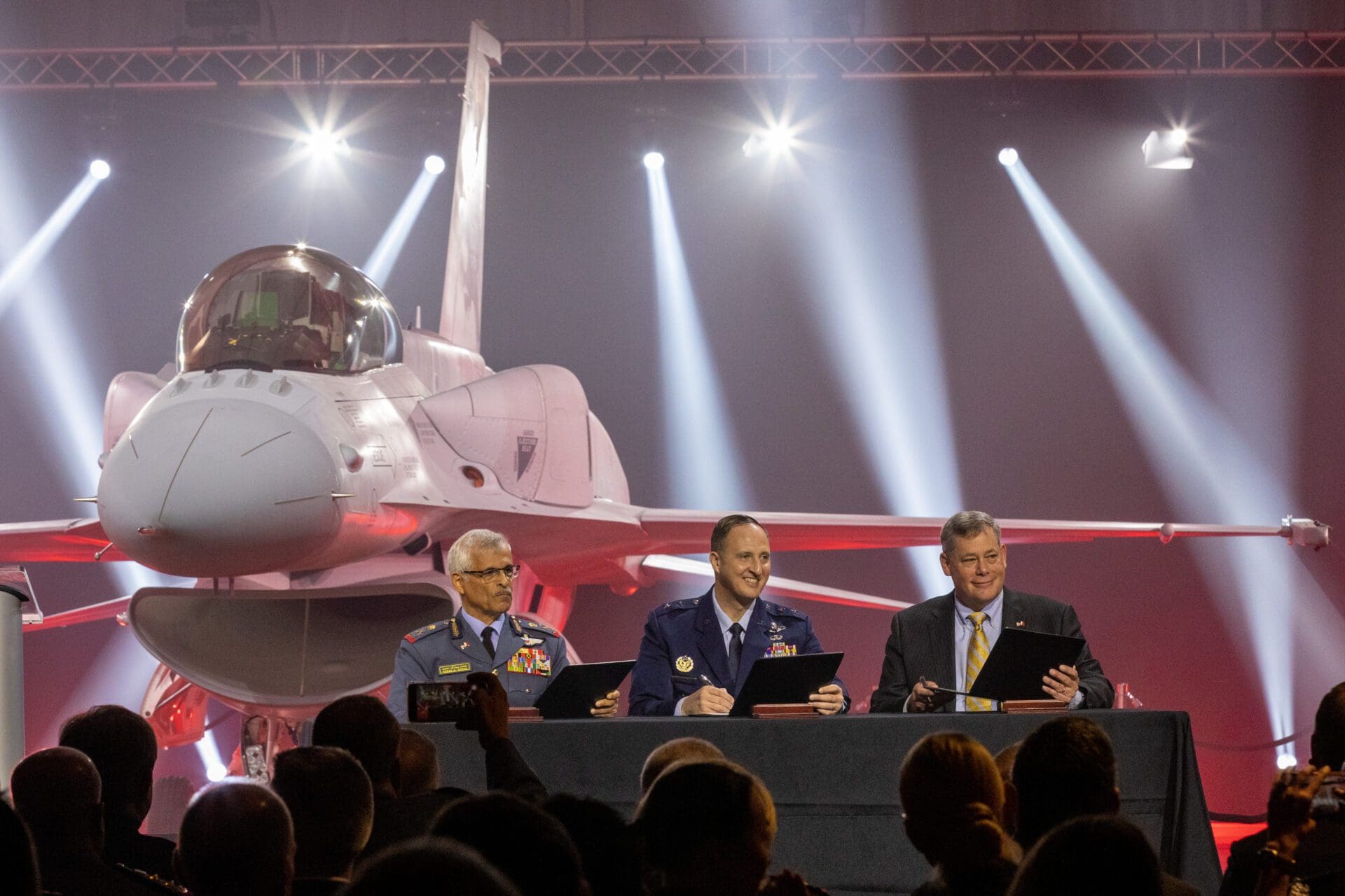 Lockheed Martin presenta el primer F-16 Block 70 de la Fuerza Aérea de ...