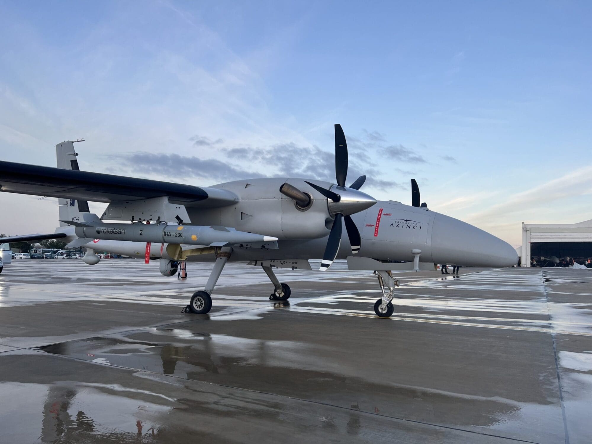 El dron de combate Bayraktar Akinci realiza el lanzamiento de un misil supersónico IHA-230