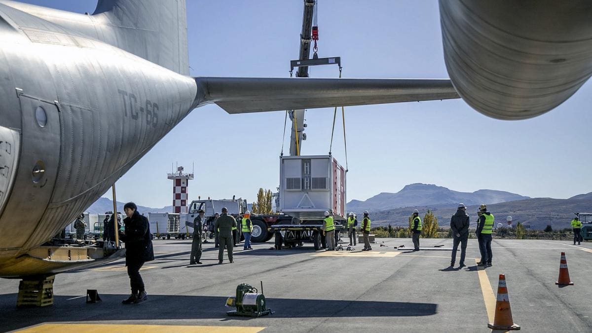 Un C-130 de la Fuerza Aérea Argentina realiza el transporte del radar ...