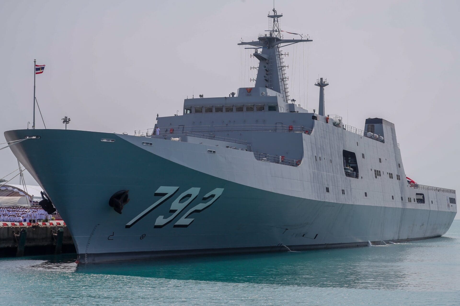 La Armada de Tailandia recibe su primer buque de asalto anfibio fabricado por China